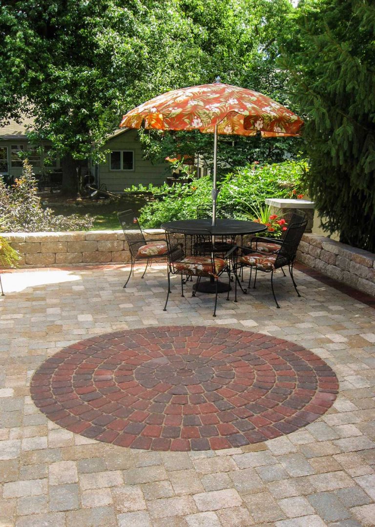 Paver Circle kit allows you to add interest and curves to your patio.